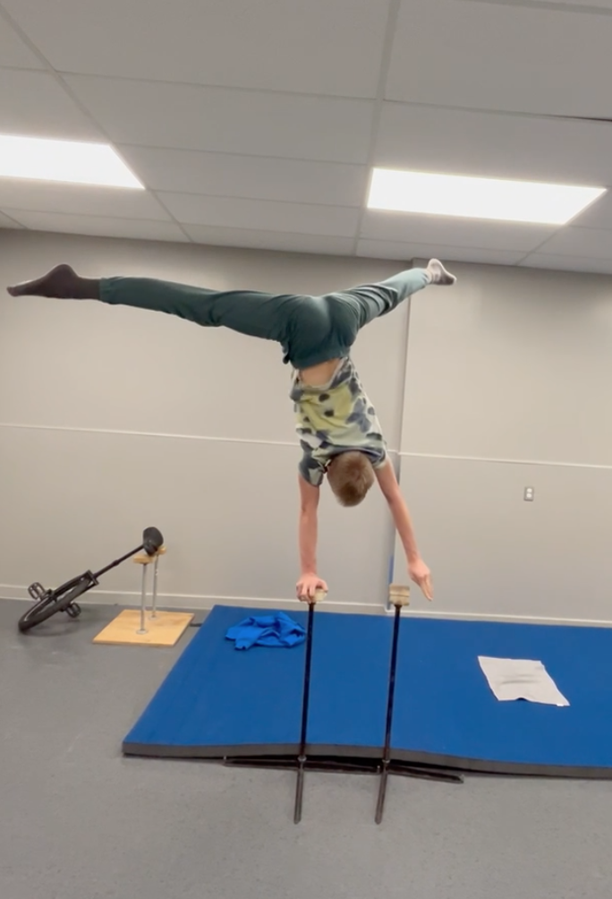 Hand balancing classes for better handstand in Ottawa - Capital Circus